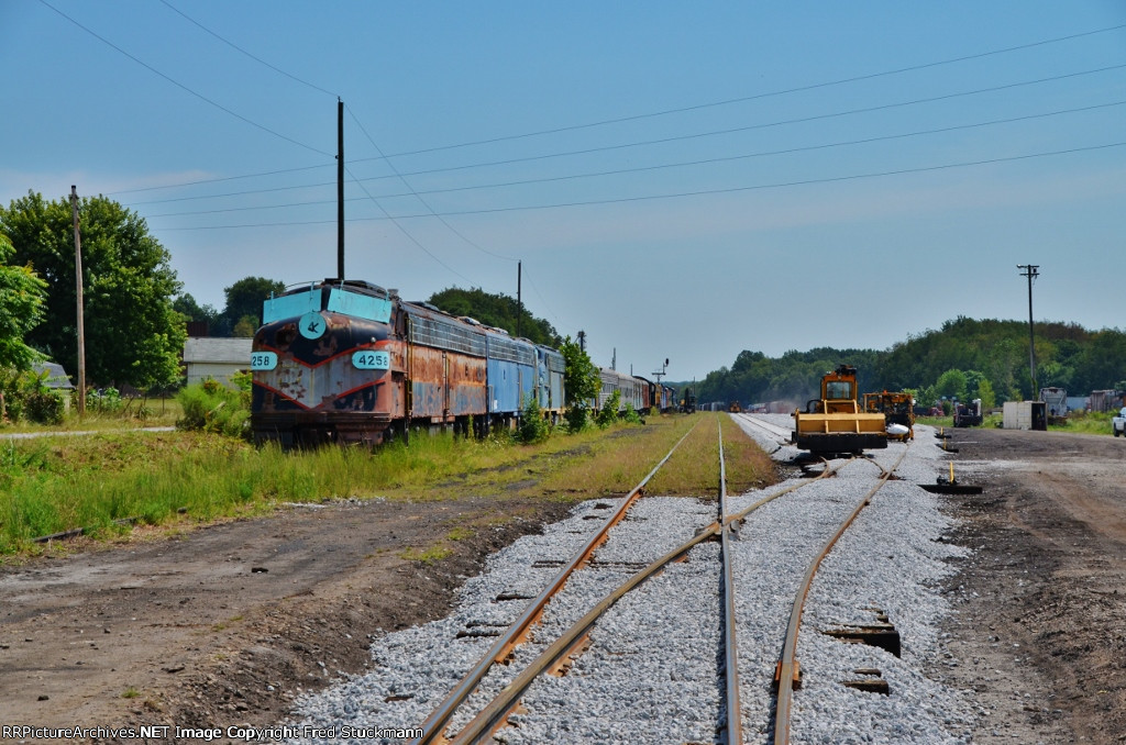 NJT 4258 fronts the storage line.